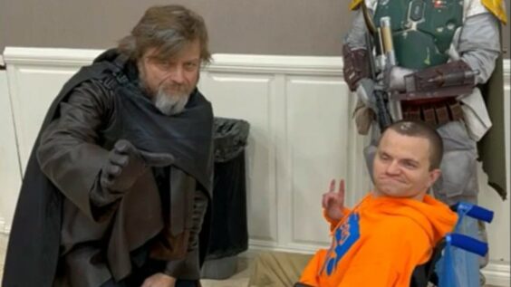 'Fluke Skywalker' Warms the Internet’s Heart Using ASL for a Fan