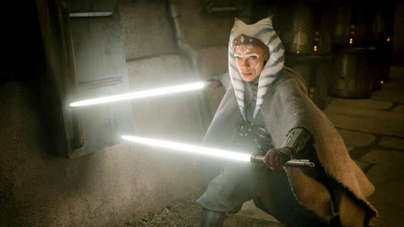 Star Wars How Did Ahsoka Tano Get Her White Lightsabers Explained
