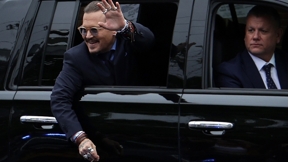 Johnny Depp Jokes About Severed Finger While Signing Autographs