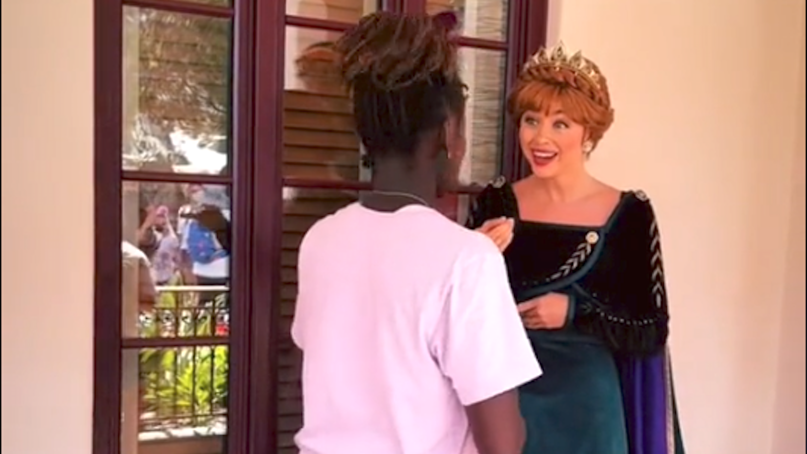 A Timeless Moment That Proves Disney Princesses Really Can Exist Has ...
