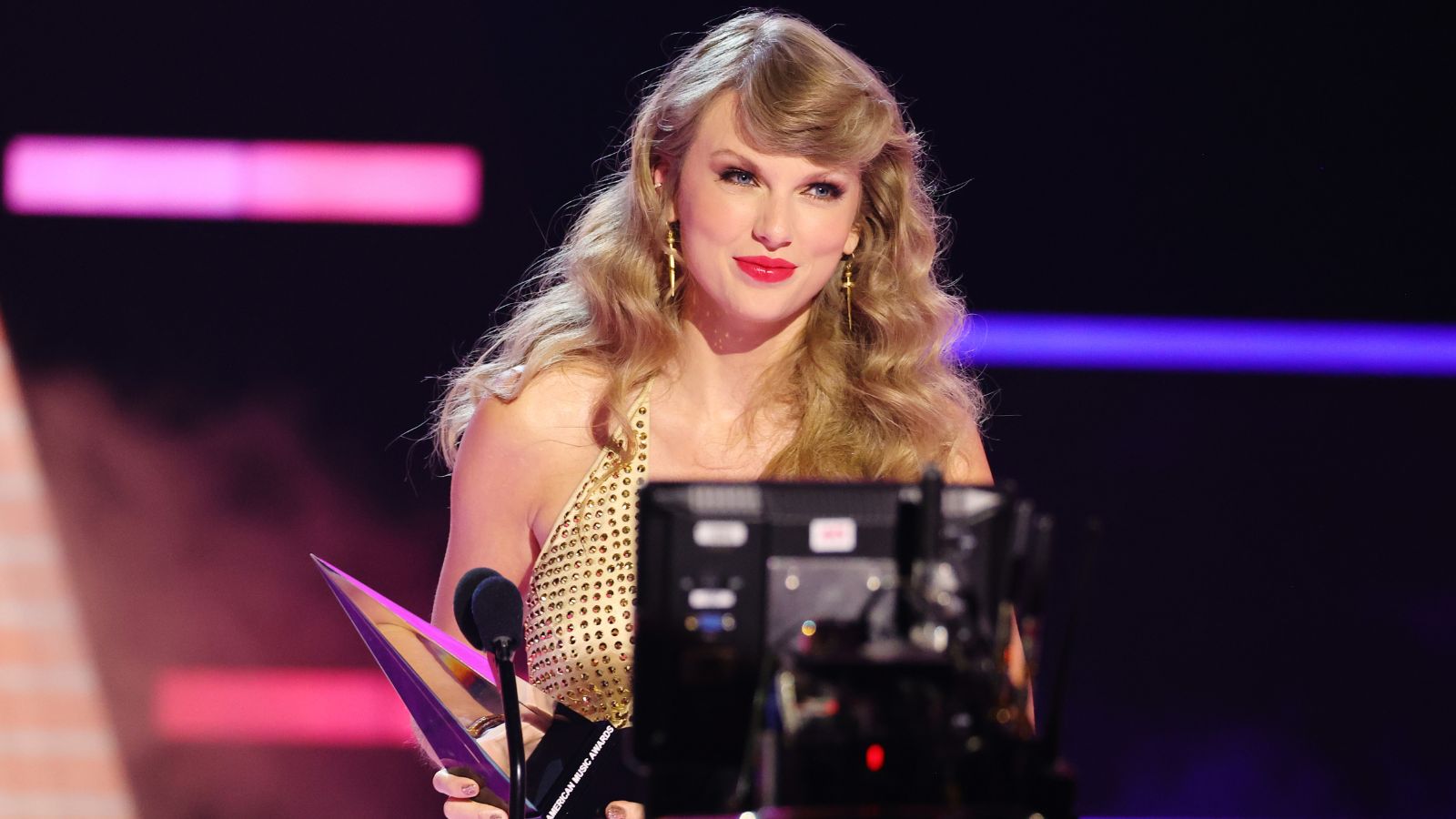 Taylor Swift Regains the Number One Spot on Billboard’s Hot 200