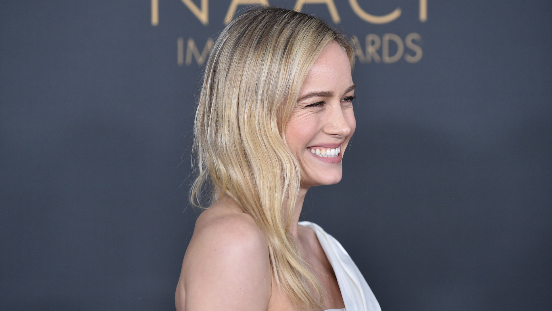 Brie Larson Flaunts Her Superhero Abs Leaving Fans Speechless – We Got ...