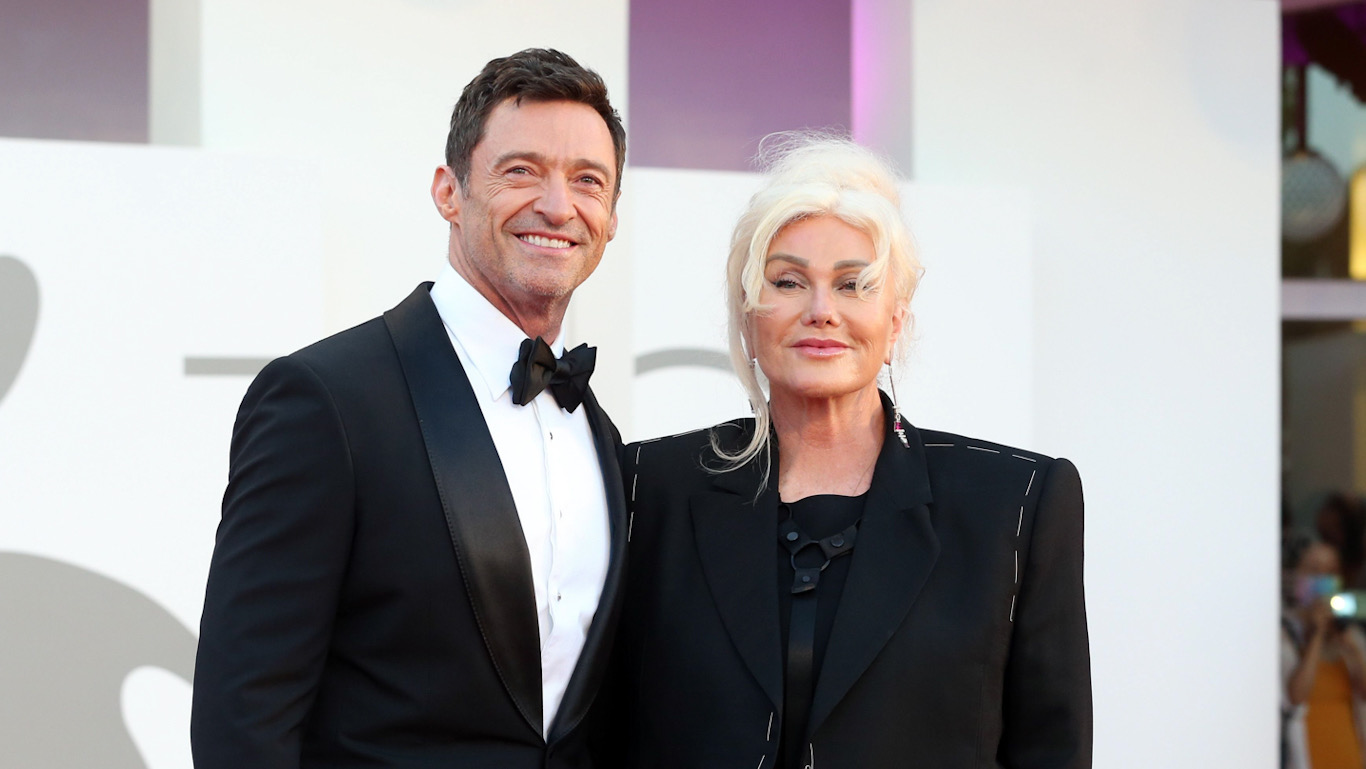 Hugh Jackman and his Wife Ring in the Holidays with a XMas Jig and a ...