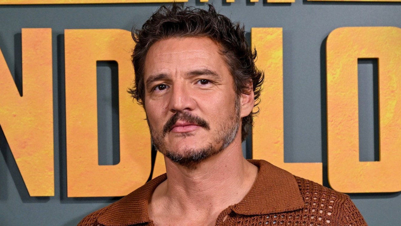 Pedro Pascal Looks Nothing Like Joel Or Mando In New Photos Celebrating ...