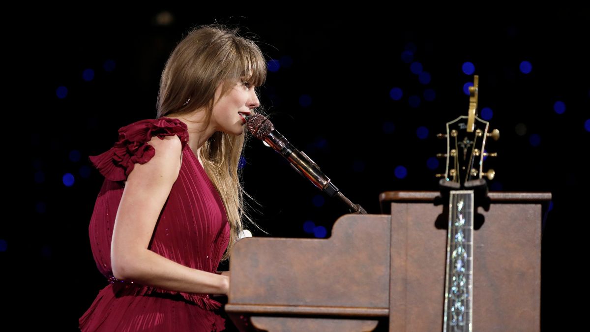 Taylor Swift Orders the Swiftie Army to Stand Down Ahead of 'Speak Now ...