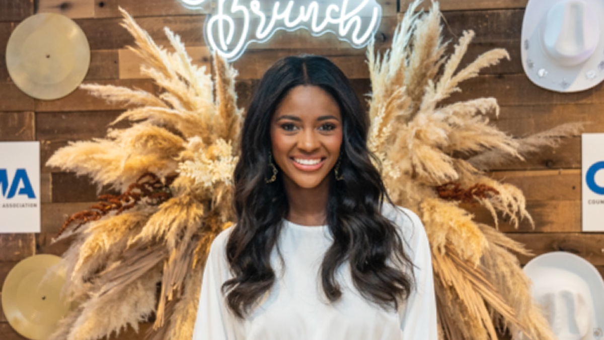 The Bachelorette Kisses Prince Charming Goodbye