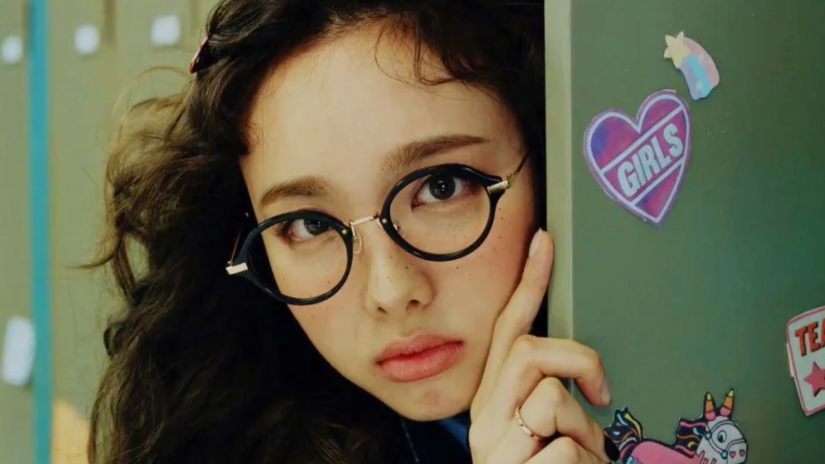 10 K-Pop Idols Who Wear Glasses