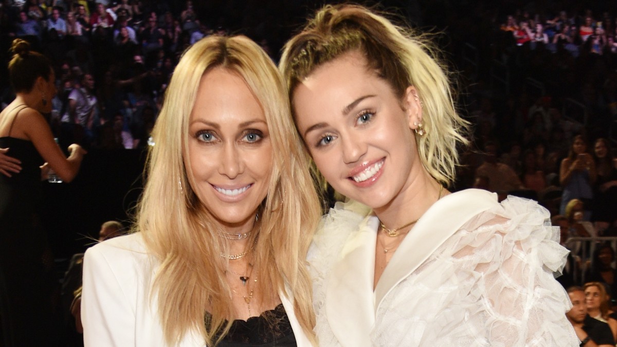 Who Did Miley Cyrus’ Mom, Tish Cyrus, Marry? The Relationship Timeline ...
