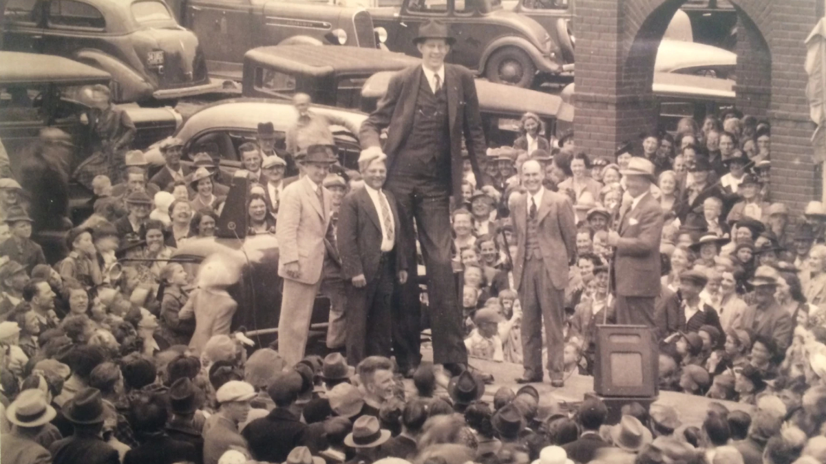 What Is the Story of Robert Pershing Wadlow, the Tallest Person on Earth?