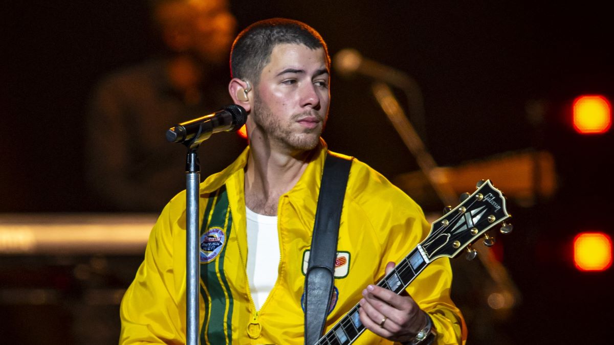 Nick Jonas Dashes off Stage After Laser Dot Appears on His Forehead ...