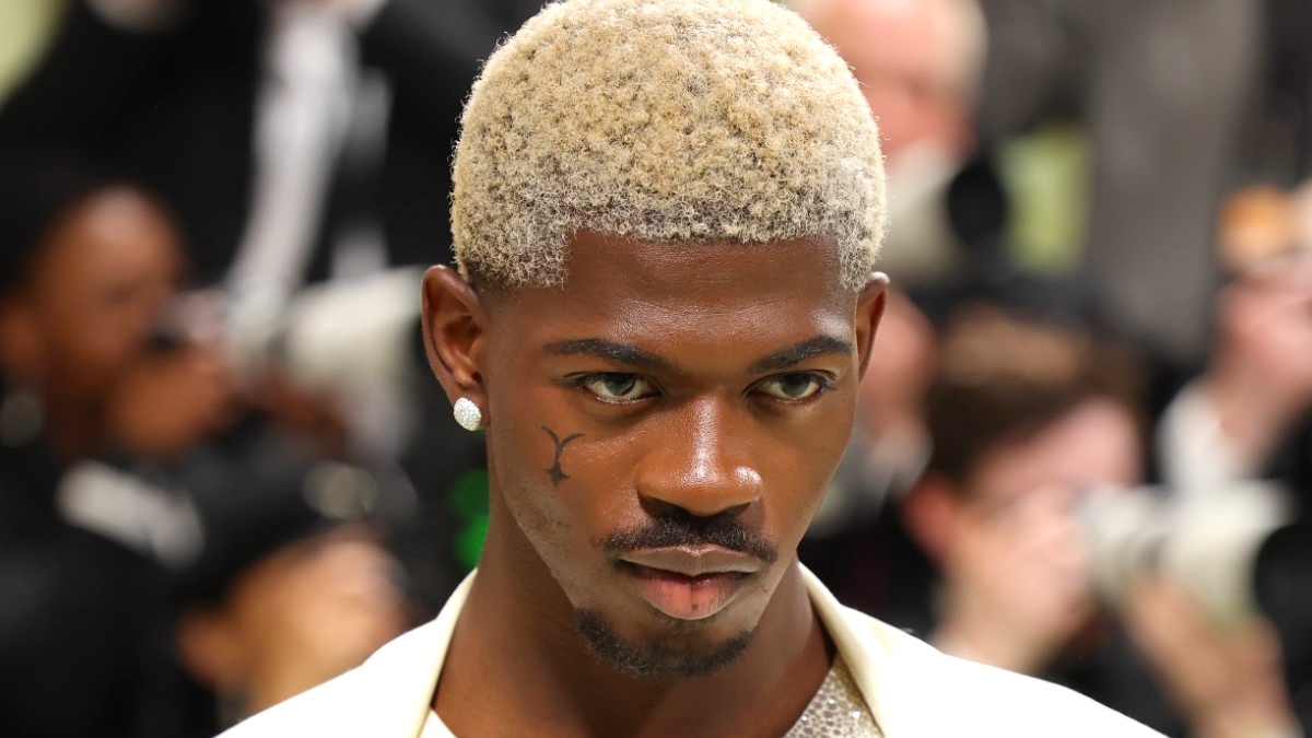 Fans launch investigation after Lil Nas X is spotted smooching rumored ...