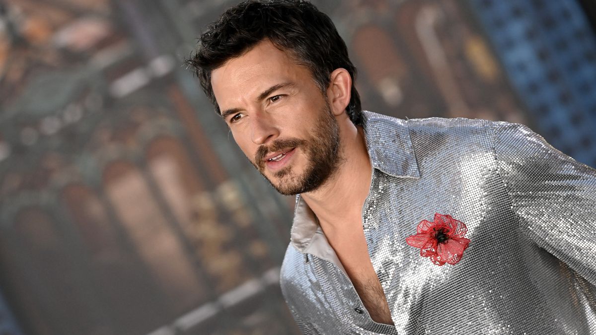 Jonathan Bailey did Dorothy proud on the 'Wicked' premiere with a very ...