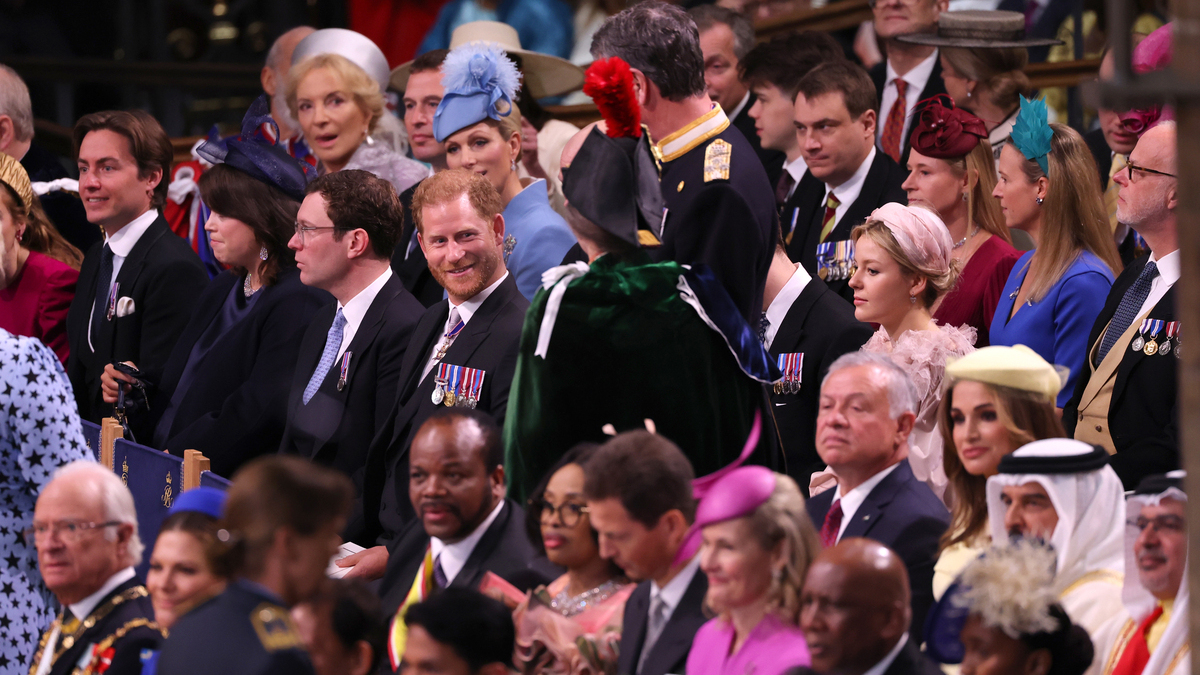 Royal Family hit with Christmas scare after princess 'breaks both ...