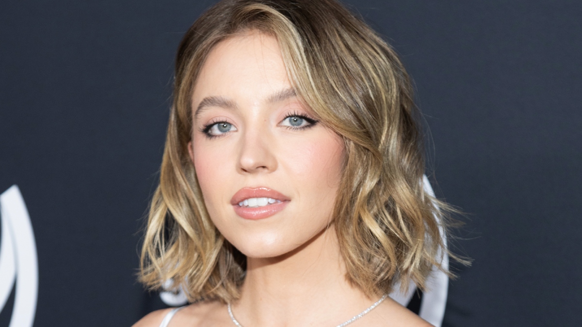 ‘A little gift from me to you’: Sydney Sweeney sizzles in red for the ...