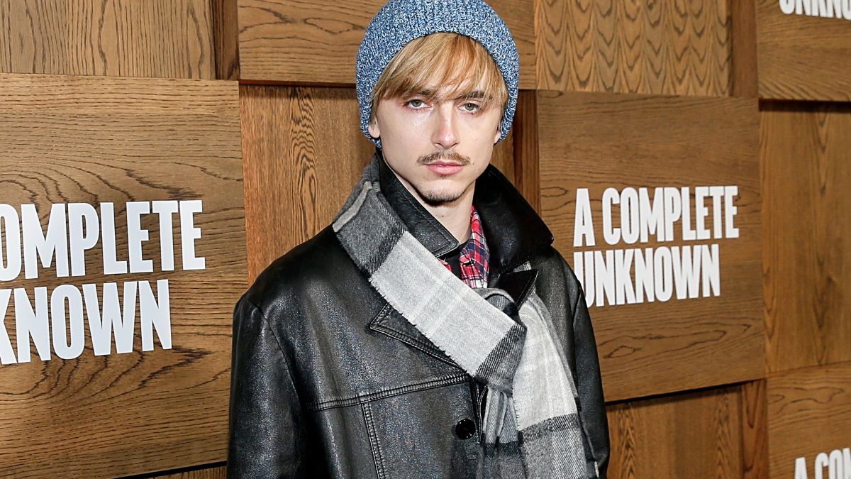 Timothée Chalamet proves once again he's taking the Bob Dylan look ...